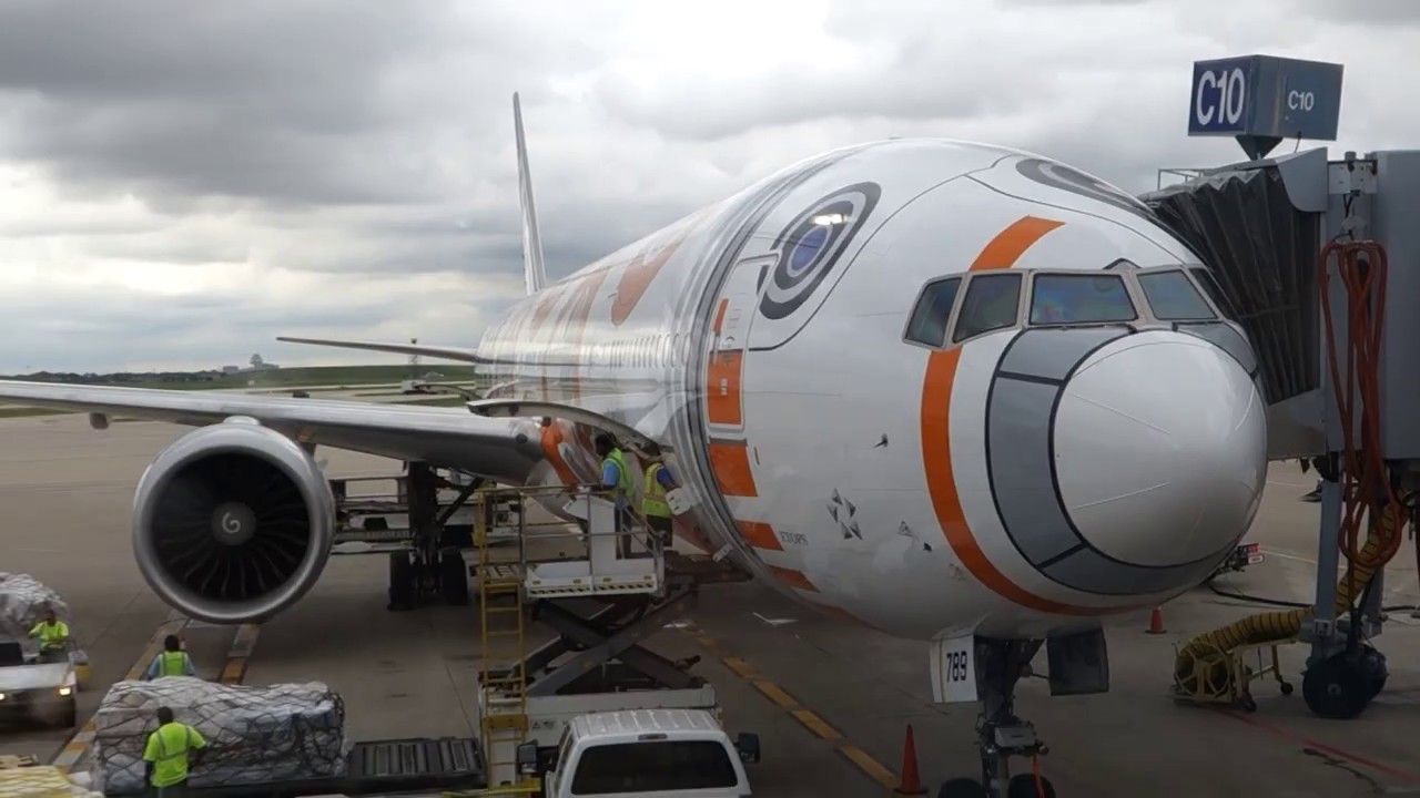BB-8 ANA Jet 777-300ER Encounter | Chicago Landing | Wing Flap Vortex ...