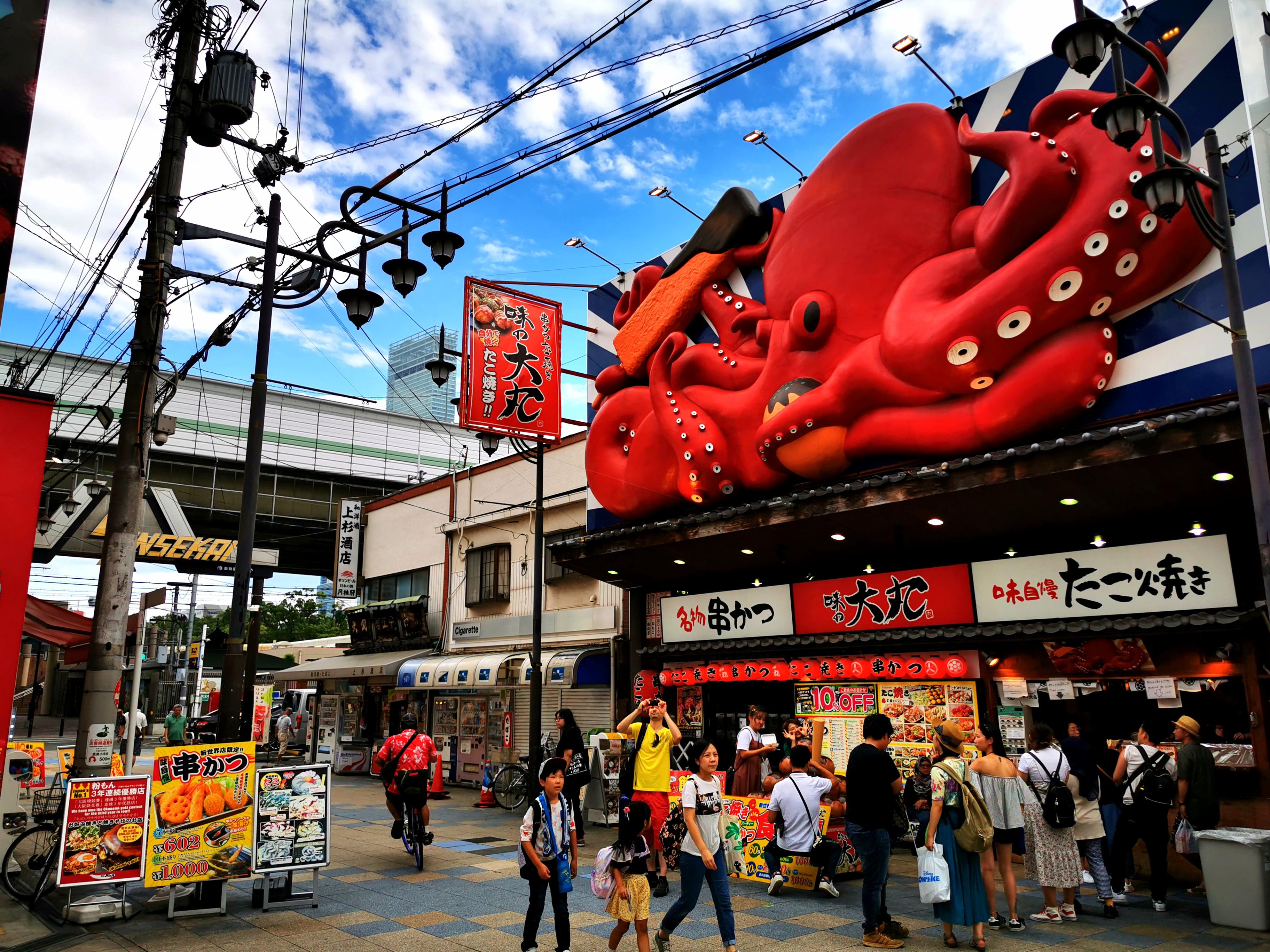 A giant tako at Shinsekai, Osaka - Alo Japan