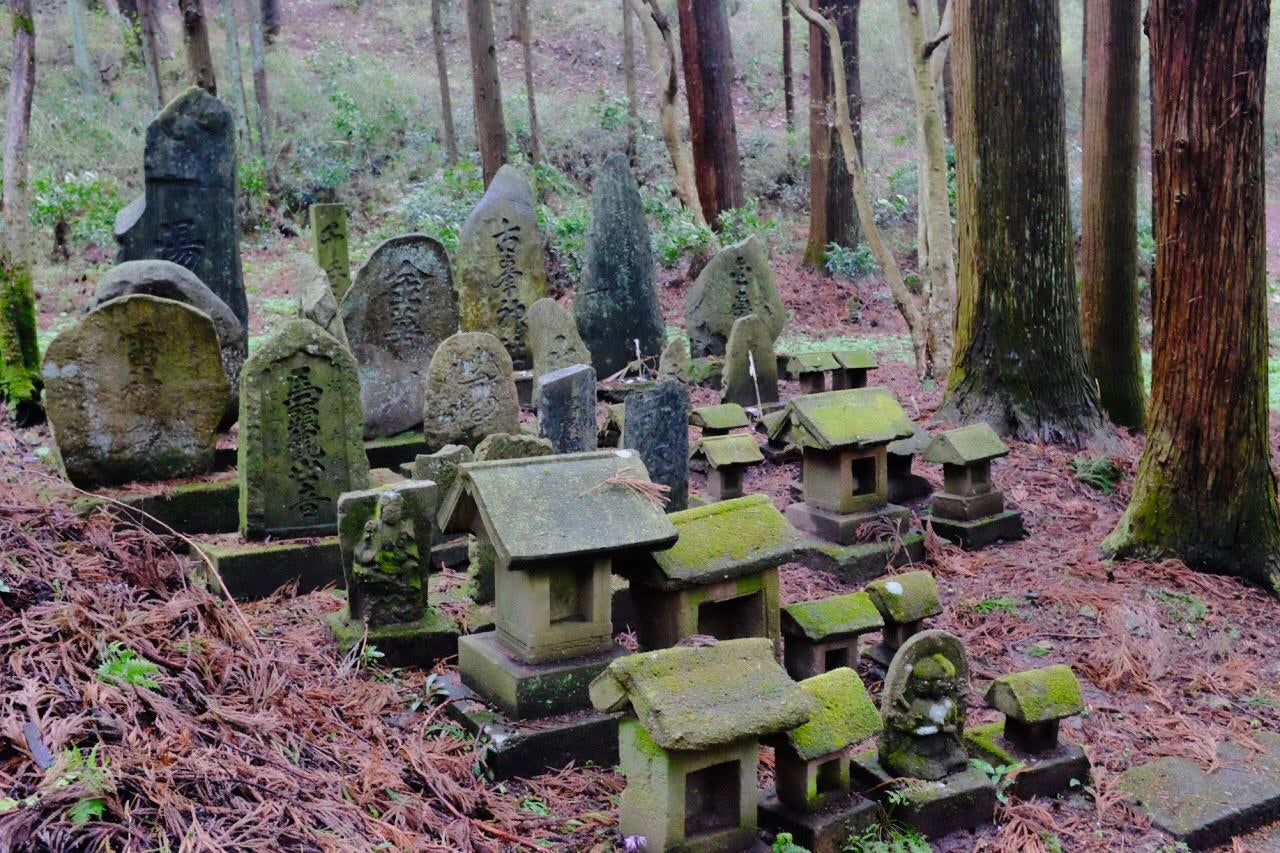 Hokora (祠) - Small shrines in the vicinity of large shrine. Spirits ...