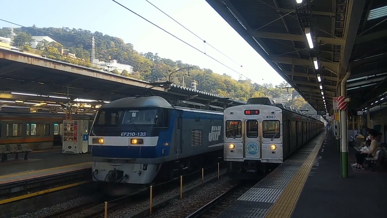 【熱海駅】JR貨物EF210形電気機関車「ECO POWER 桃太郎」EF210の通過とホームに停車中のJR伊東線（伊豆急行8000系電車）Atami Station, JAPAN TRAIN ...