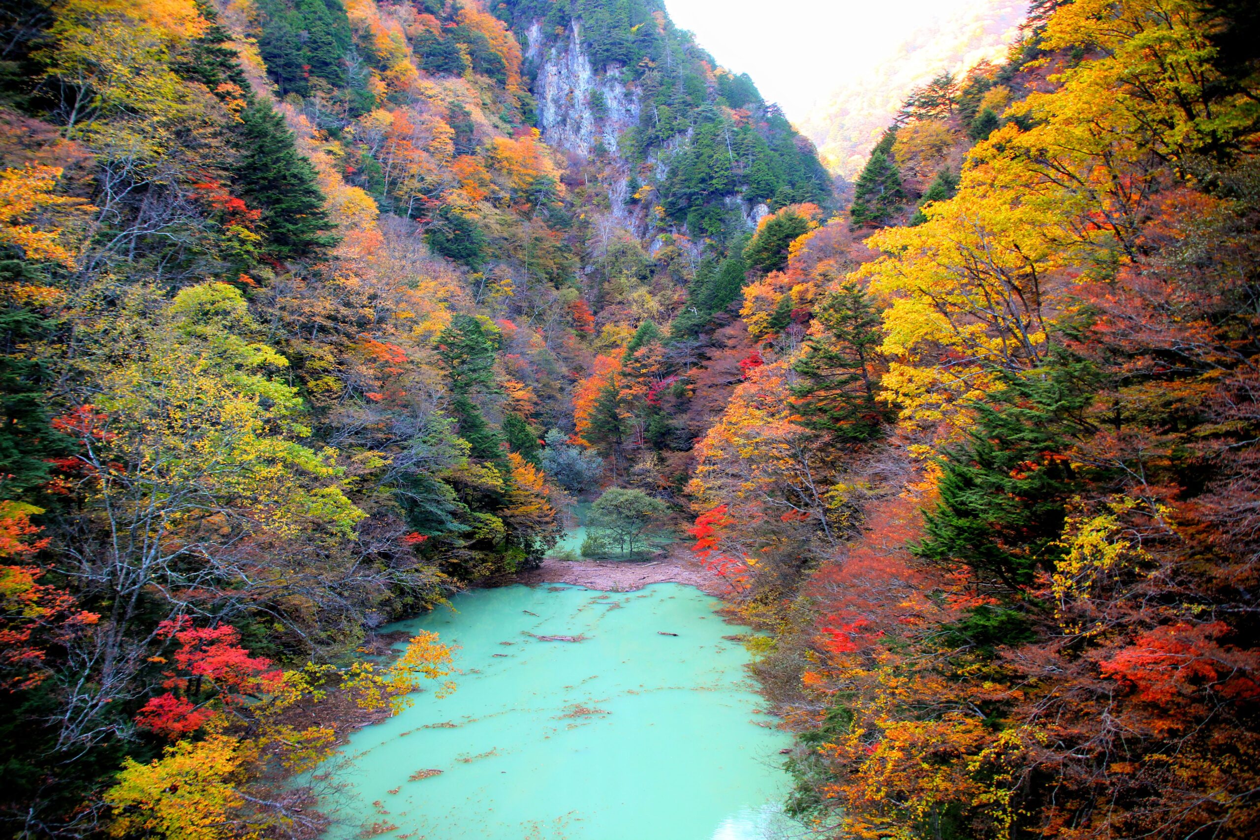 The amazing colors of Kitakuzusawa River and Takase Valley in autumn ...