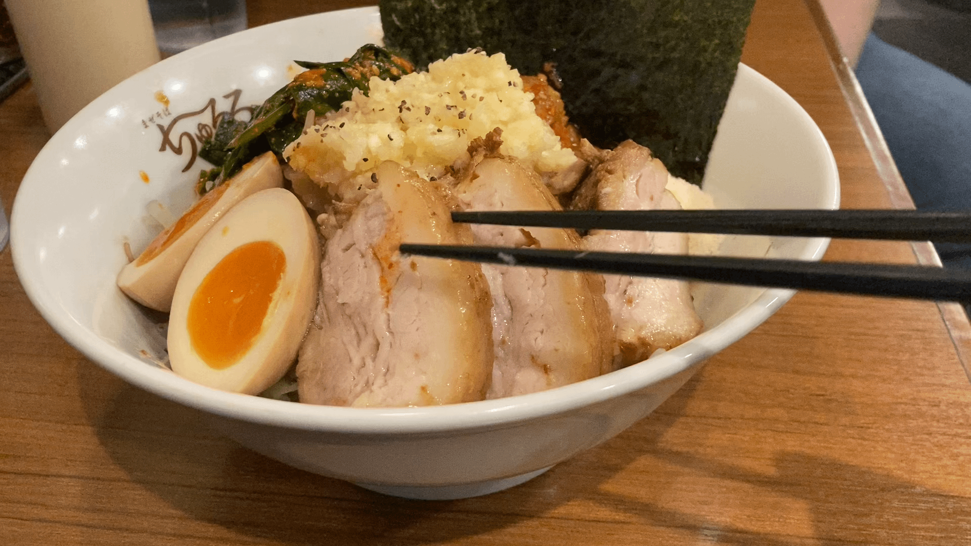 Checking the toppings on a Jiro style mazesoba ramen - Alo Japan All ...