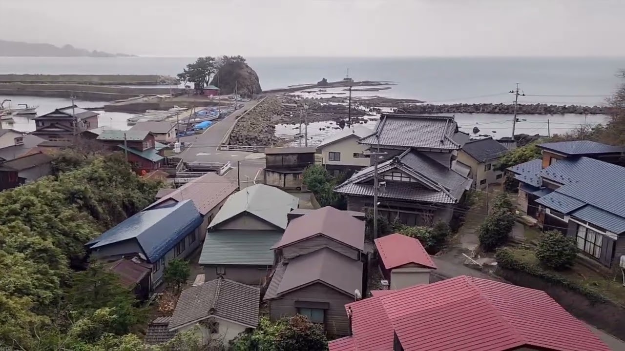 The most scenic train ride in Japan. The Gono Line from Akita to Shin ...