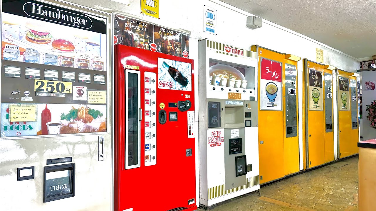 Drive-in Dharma" lined with retro Showa-era vending machines - Alo Japan