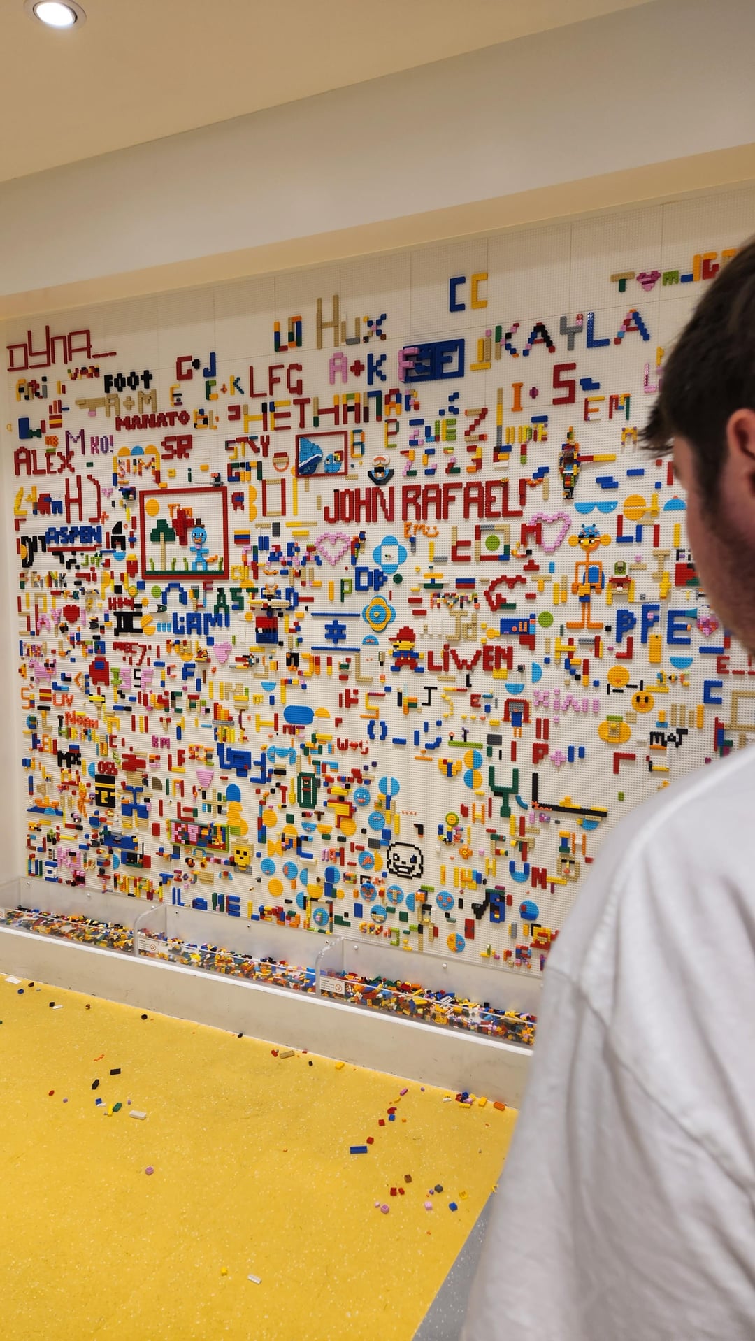 I make the Nijisanji and Hololive logo using lego at a lego store - Alo ...