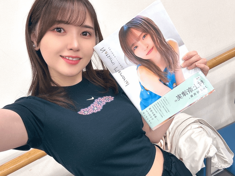 Kito Akari With Her Autographed Copy Of Murakami Natsumis Photobook Alo Japan