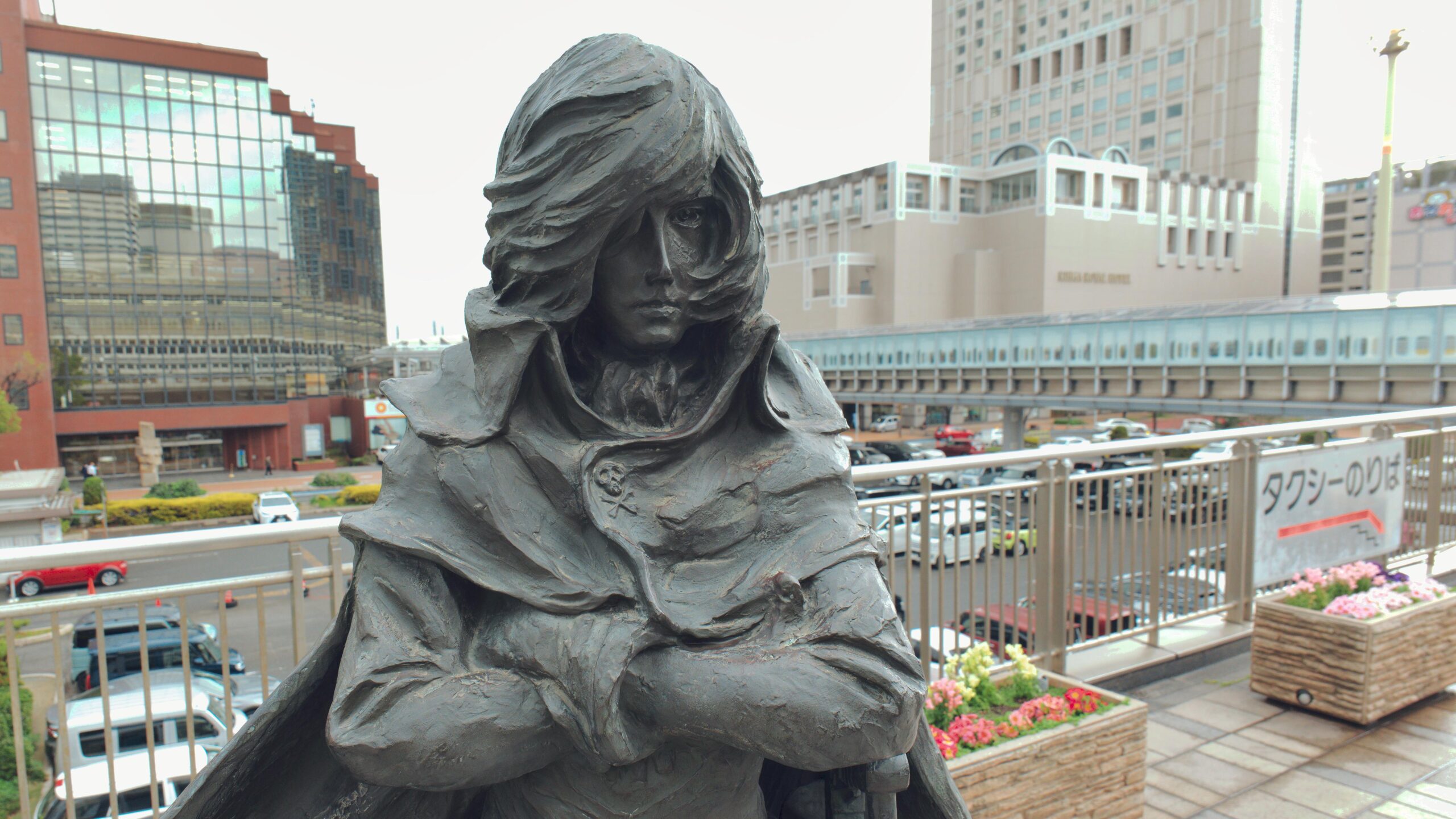 Space Pirate Captain Harlock statue, Kokura station, Kitakyushu. [OC ...