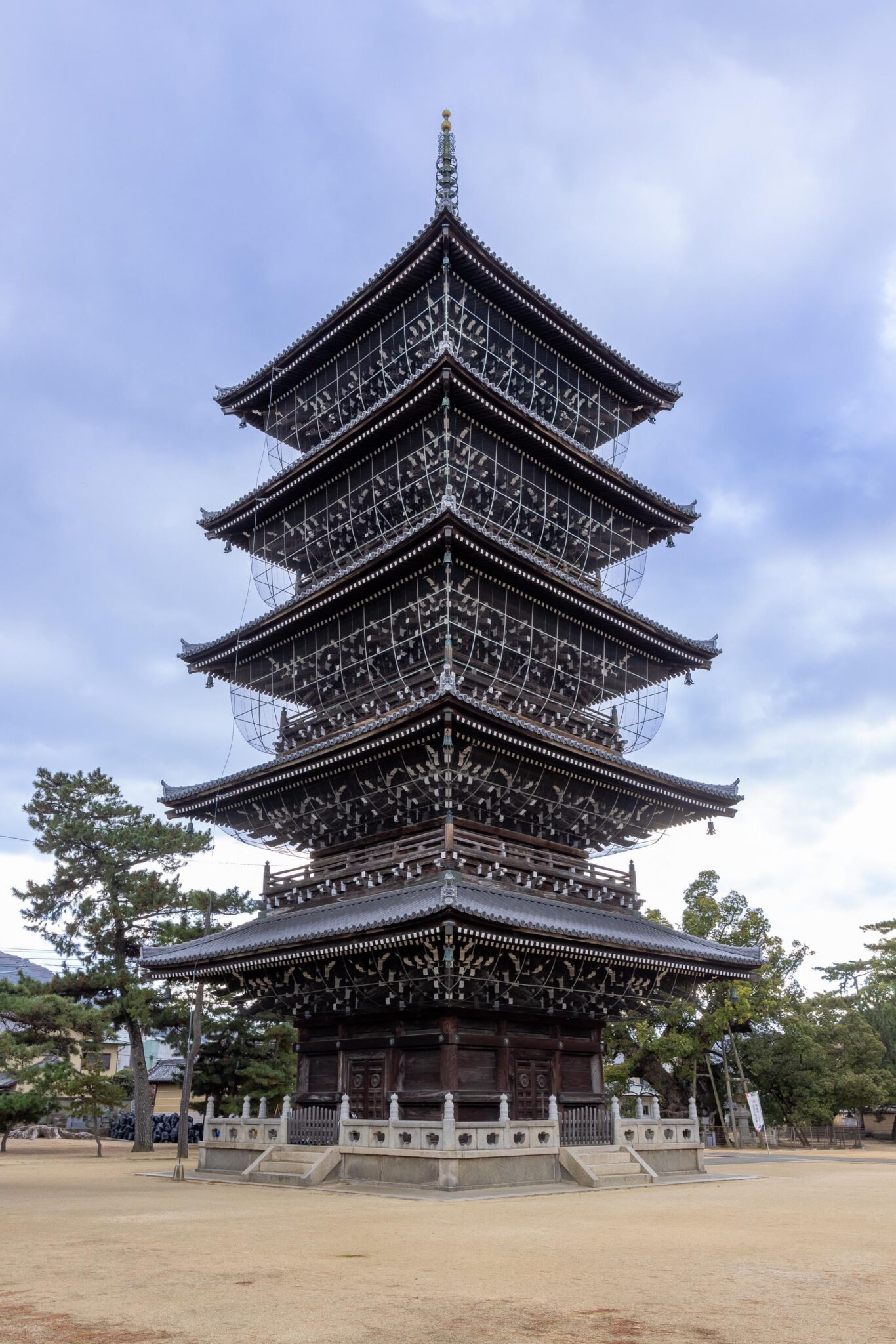 Zentsuji five-storied pagoda in Shikoku 善通寺五重塔 - Alo Japan All About Japan