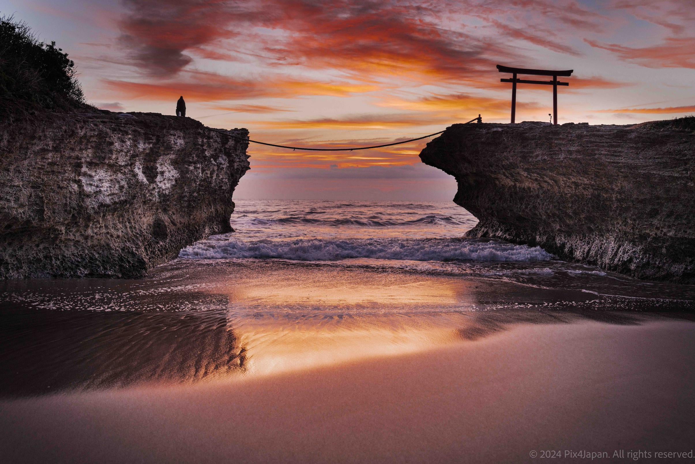 Torii Gate and Shimenawa Rope: Gateway to the Sacred - Alo Japan All ...