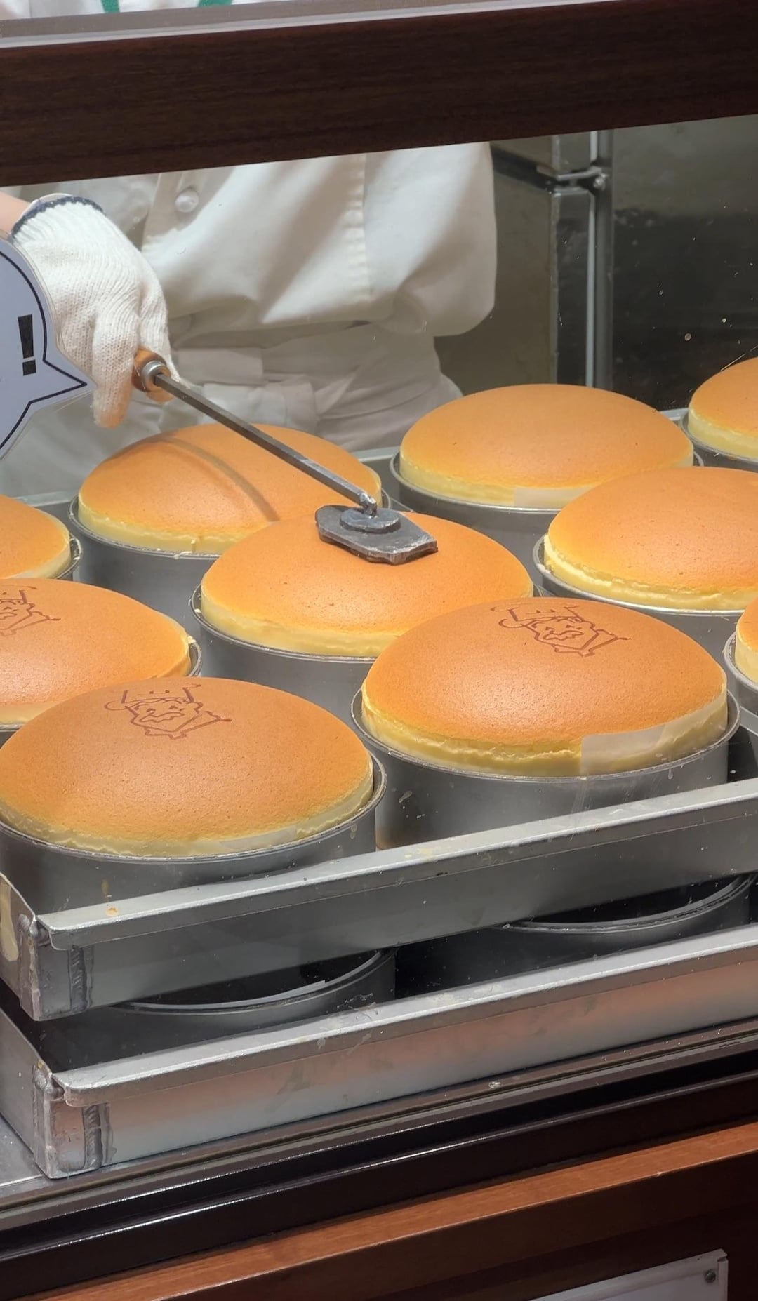 Rikuro’s Cheesecakes in Shin-Osaka station - Alo Japan