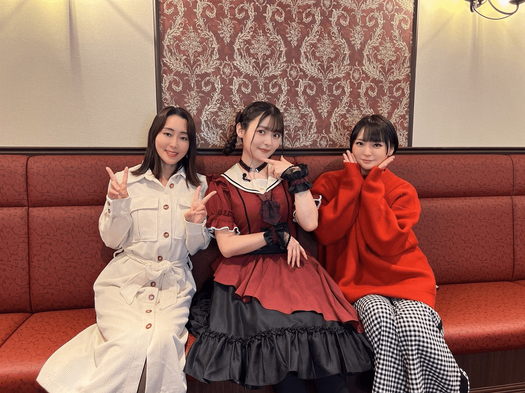 Uesaka Sumire, Hikasa Youko, and Izawa Shiori from Tsukue no Ice ga ...