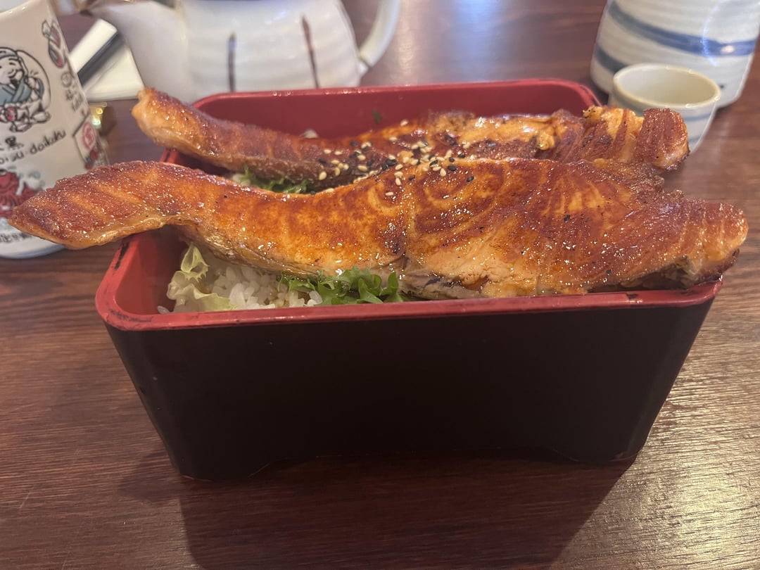Japanese Culinary Delight: Grilled Salmon Donburi and Traditional Tea ...