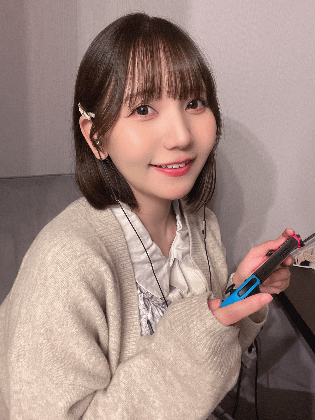 Waki Azumi Trying Out Her New Earbuds - Alo Japan All About Japan